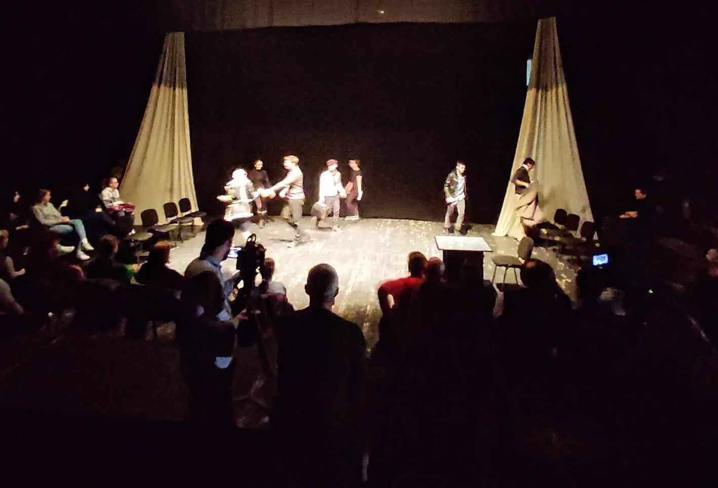 Povodom 47 godina rada Univerziteta u Tuzli: Na kamernoj sceni BKC TK odigrana predstava ...